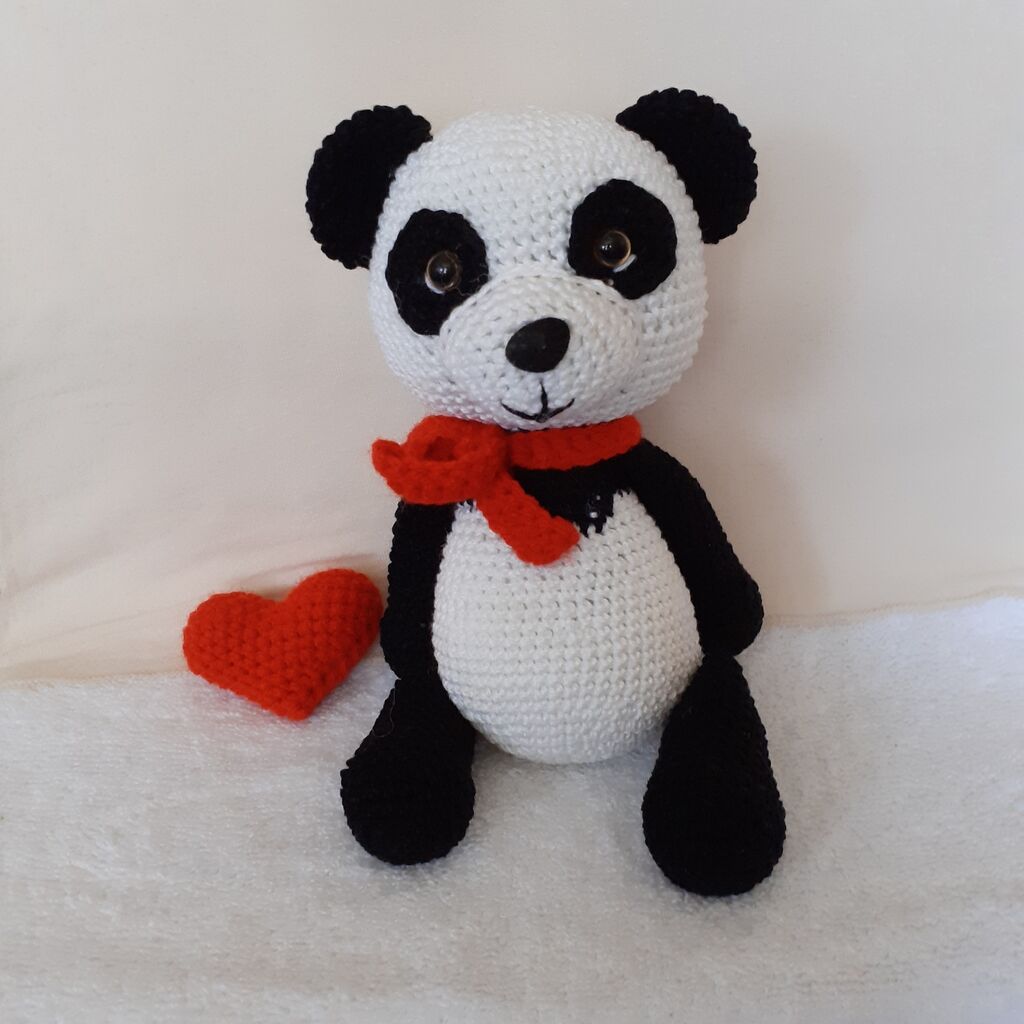 Pamučna igračka panda, ručni rad, pletena od konca. Panda je crno-bele