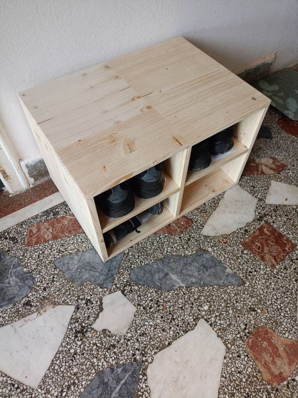 Klupa se izradjuje od Drveta debljine 20mm u farbanje u boji po