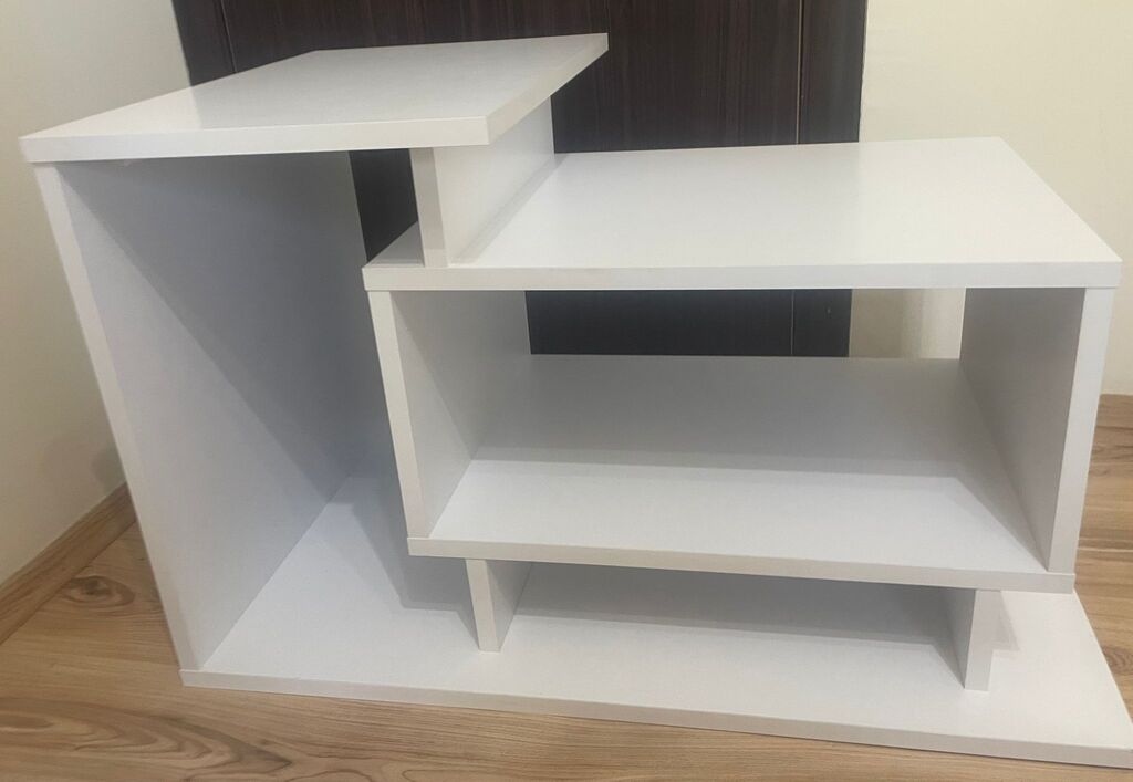 Nov stocic beli dimenzija 80x50cm visina 50cm pravljen po meri ne