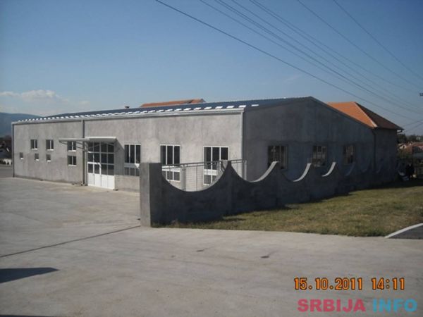 Izdajem halu 1000 m2 plus poslovni prostor 200 m2