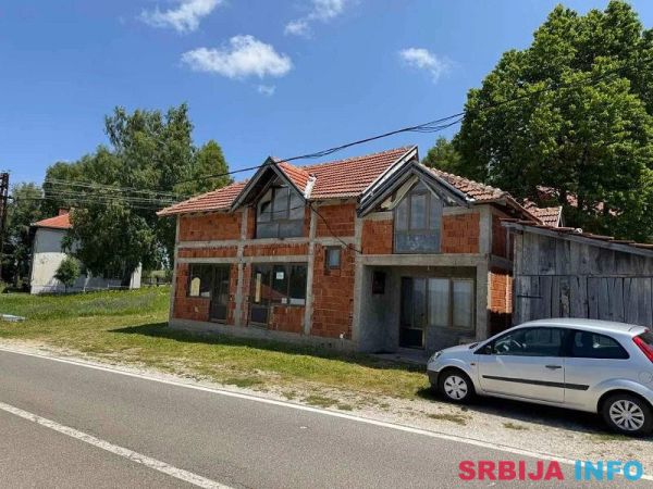 Vikendica sa poslovnim prostorom na Vlasinskom jezeru