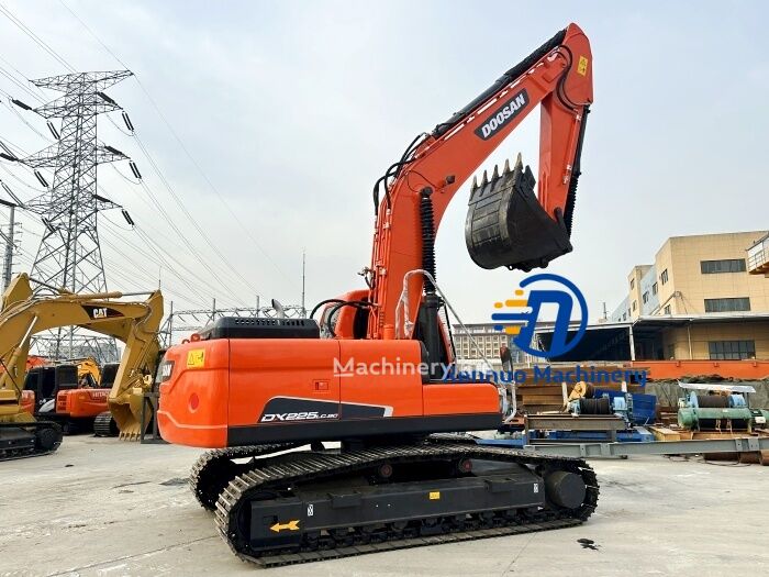 Doosan DX225 bager guseničar