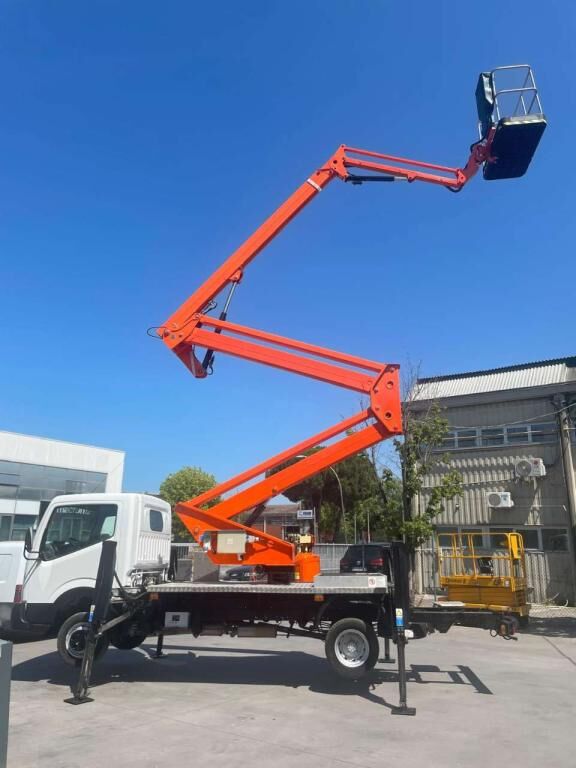 Nissan Cabstar auto dizalica s korpom