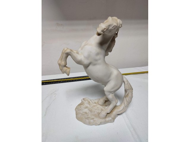 Figura konja od gipsa