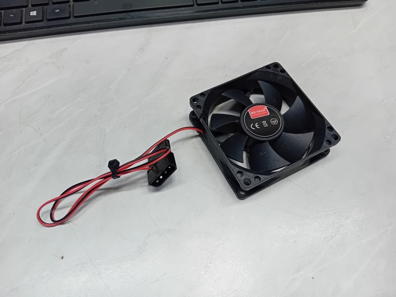 8cm ventilator ispravan na moleks