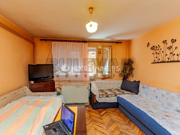 Dvosoban stan 50m2, plus pomoćni objekat 20m2, Duvanište