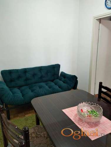 Izdaje se prostran i svetao jednoiposoban stan – Novo Naselje, 45m² + terasa