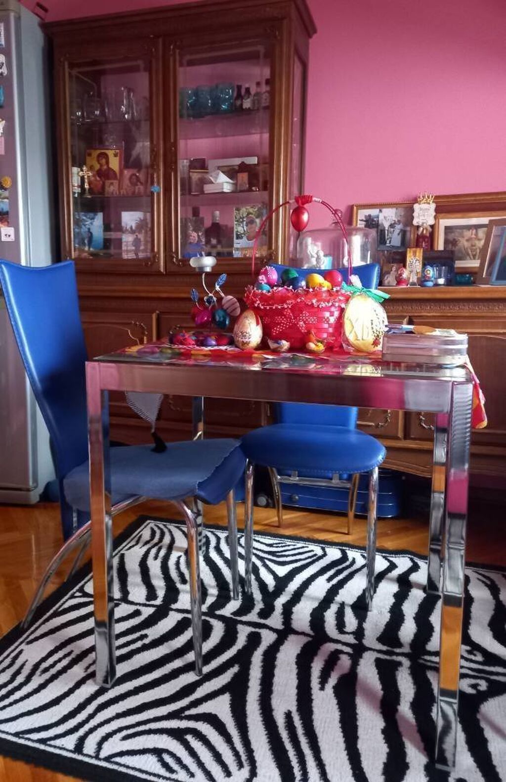 Vitrina,puno drvo,pogodno za restauraciju.Hrastovina.Očuvana