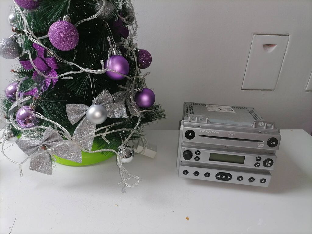 Ispravan radio sem sto mu je potrebno deblokiranje Lično preuzimanje