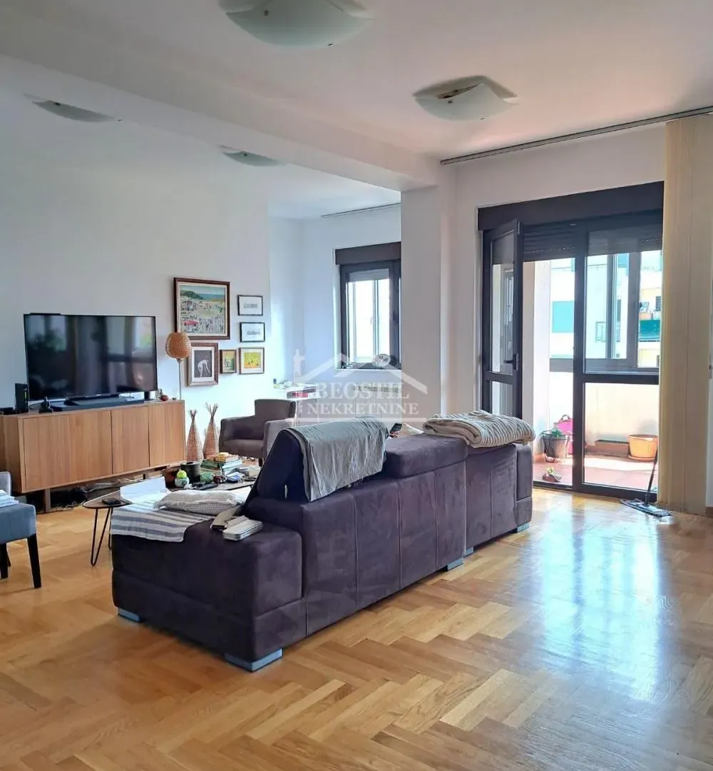 Izdavanje, četvorosoban stan, 204m2, Đeram Pijaca, Beograd