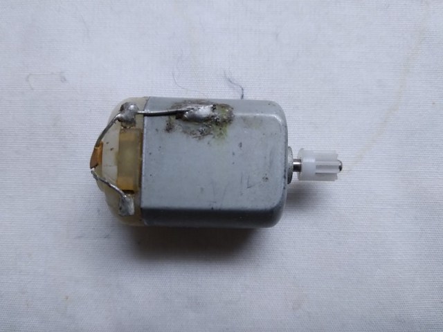 Mini Jednosmerni motor sa zupcanikom, 2,5 cm.ispravan