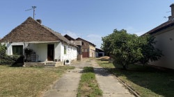 TOP PONUDA - KREČEDIN HALA I DVE KUĆE NA 35,5 ARI