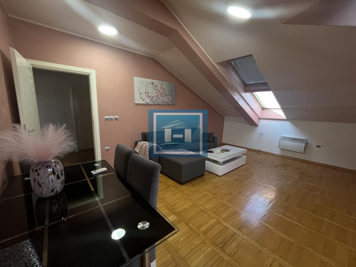 Namešten dvosoban stan u novijoj zgradi