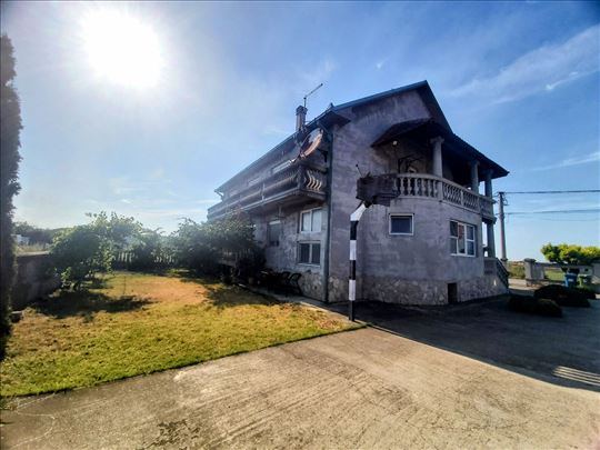 Dve kuće na placu od 10 ari u Ugrinovcima