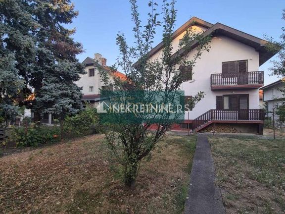 Komforna kuća za manje od 400e/m2 sa tri garaže