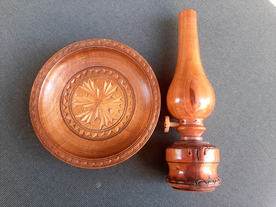Drvena petrolej lampa i drveni tanjir