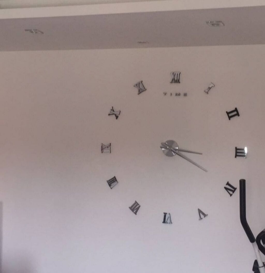 Zidni sat rimski sa efektom ogledala do 120 cm. Na slici se vidi