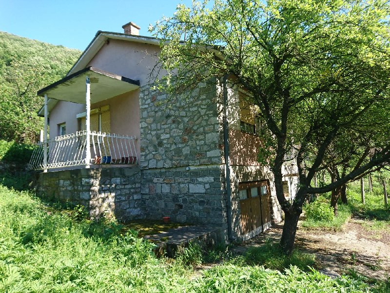 Prodajem 2 kuce na istom placu n kod Golubca