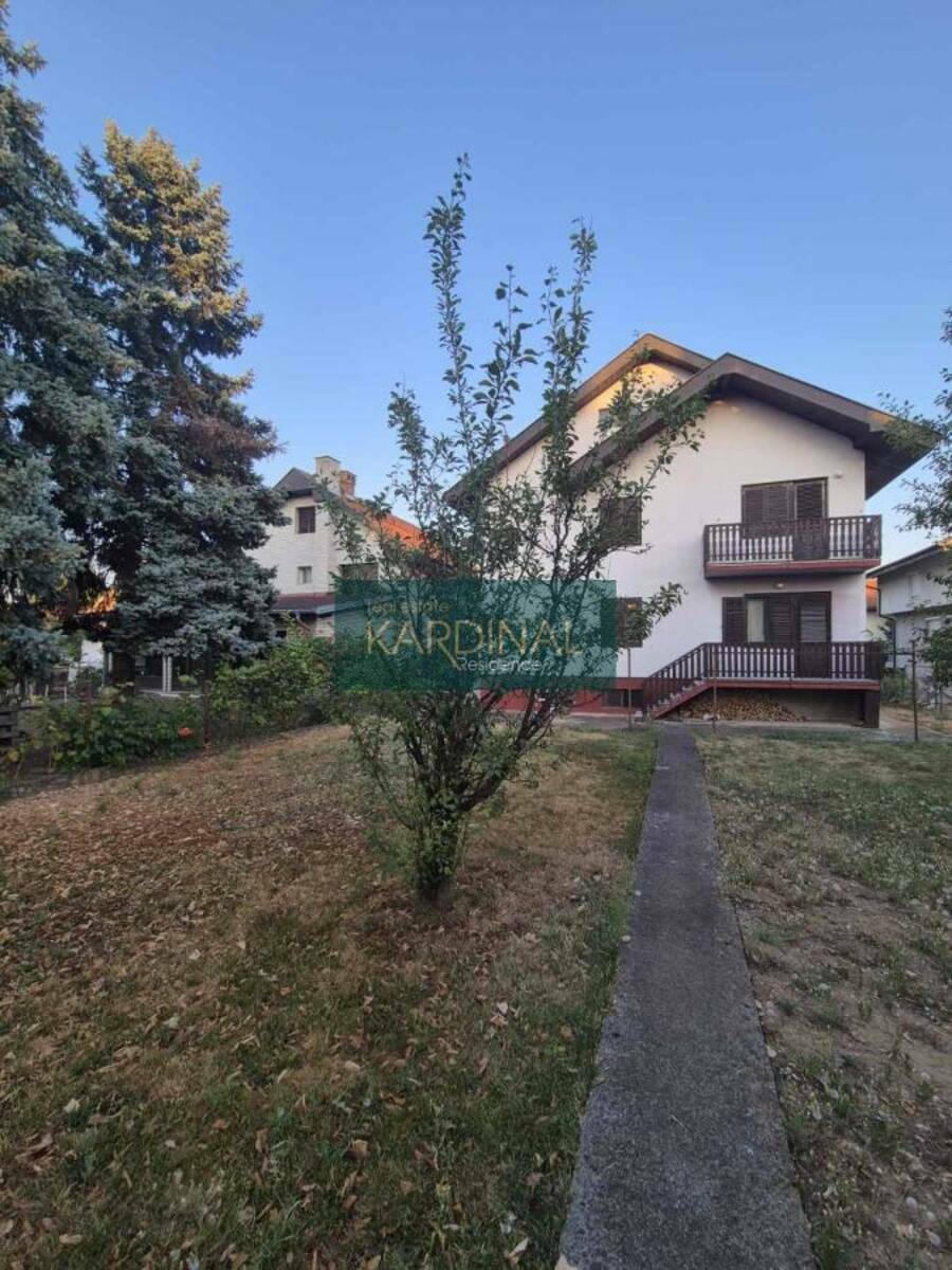 Komforna kuća za manje od 400e/m2 sa tri garaže