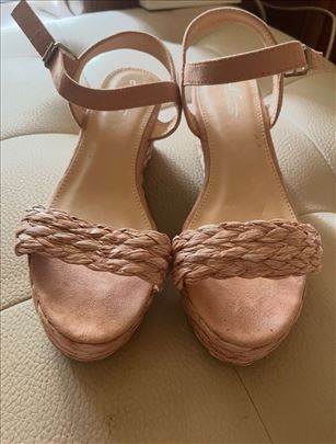 Sandale nove