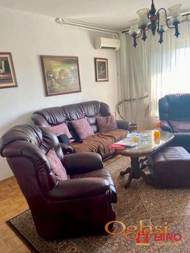 ---Blok 30, trosoban stan 74 m2---