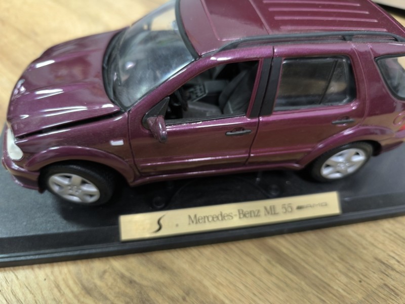 autic Mercedes