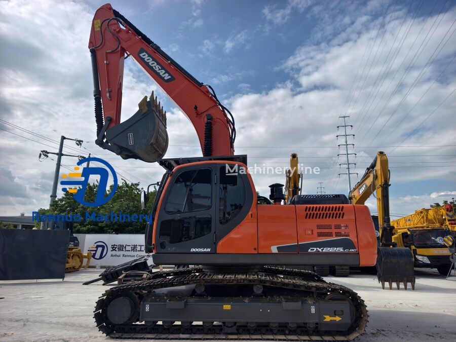 Doosan DX225 bager guseničar
