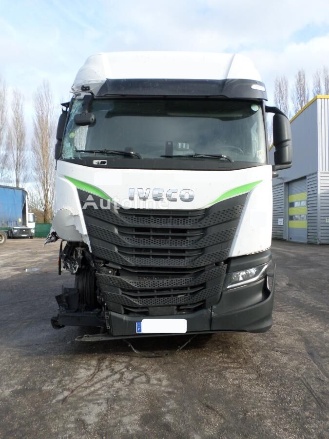 IVECO S-WAY 460 tegljač nakon udesa