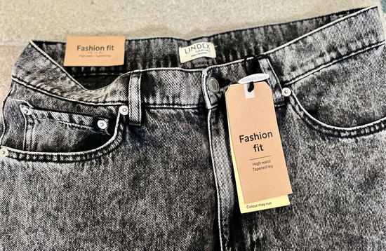 NoVe LINDEX crne farmerke sa etiketom