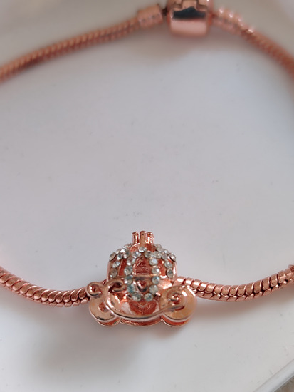 Narukvica rose gold s priveskom