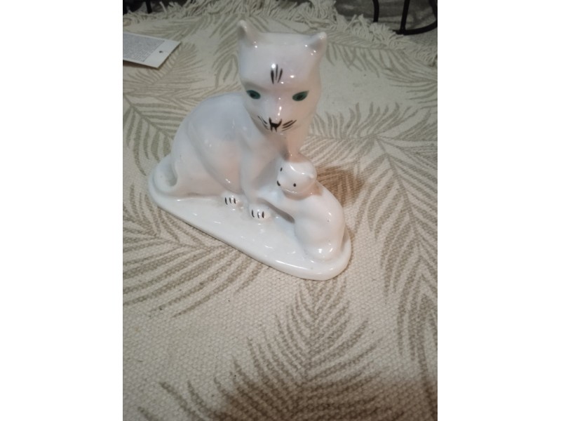 PORCELANCKA FIGURA