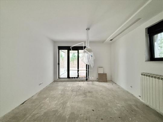 Autokomanda, dvorište 140m2 +garažno mesto ID#1152