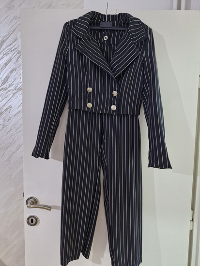 Kraći sako sa pantalonama