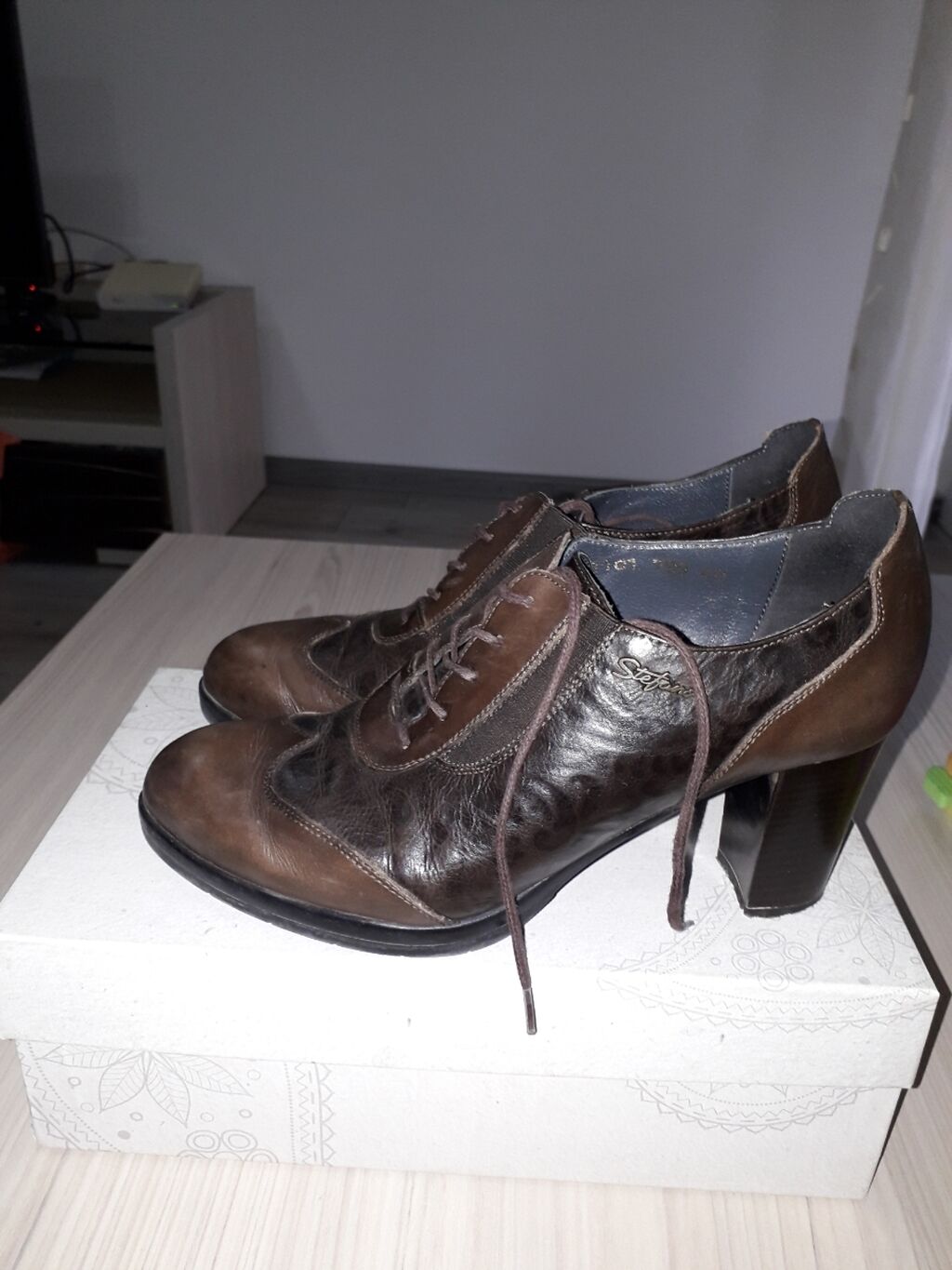 Stefano kožne cipele,broj 40,gazište 26 cm. Oštećenje uslikano