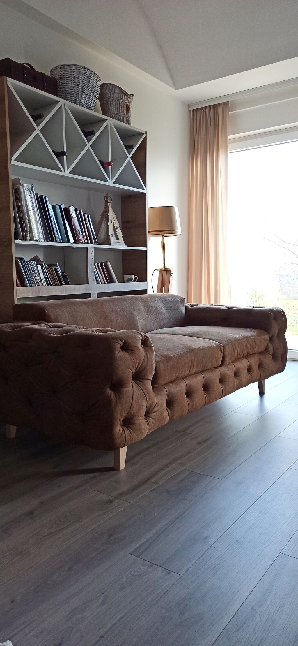Chesterfileld sofa ( dvosed ili trosed), dimenzije troseda su