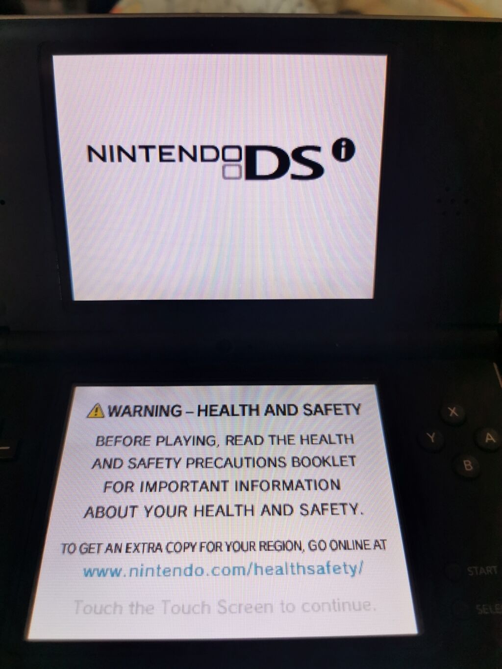 Prenosiva konzola Nintendo DS XL, idealna za igranje u pokretu