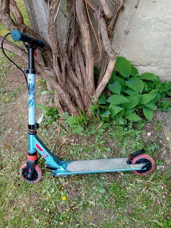 Trotinet sa rotirajucim tockovima u dobrom stanju.Trotinet ža