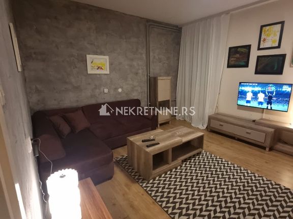 Trosoban, luksuzno namešten stan 400e
