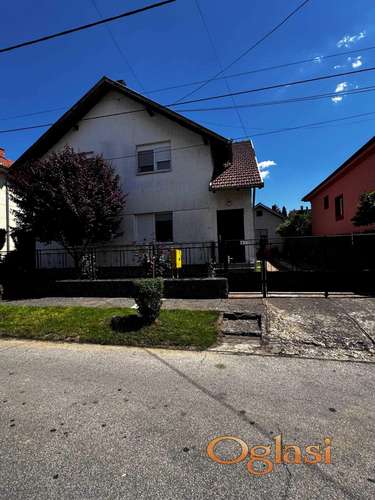 Kuća sa tri stambene jedinice