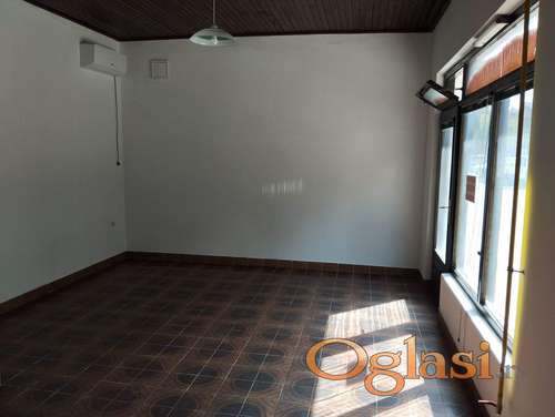 Izdaje se ulični lokal – Telep, 29 m², sa 3 parking mesta