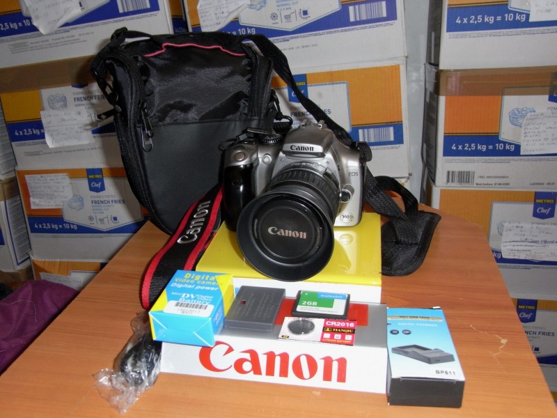 CANON EOS 300D-sa EF-S objektivom 18-55mm i torbicom.
