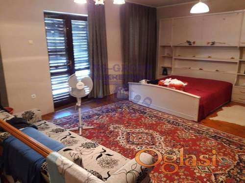 Lepa, spratna kuća, sa prelepim pogledom na grad.