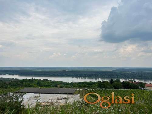 Plac na vrhu Slankamena, pogled na Dunav