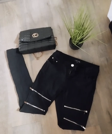 Crne pantalone sa zipovima
