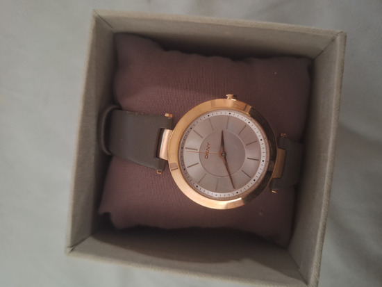 DKNY nov original sat,6000din