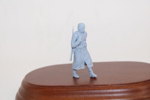 Peddinghaus-Decals 35W057 German soldier walking in greycoat with steelhelmet and Karabiner 98k