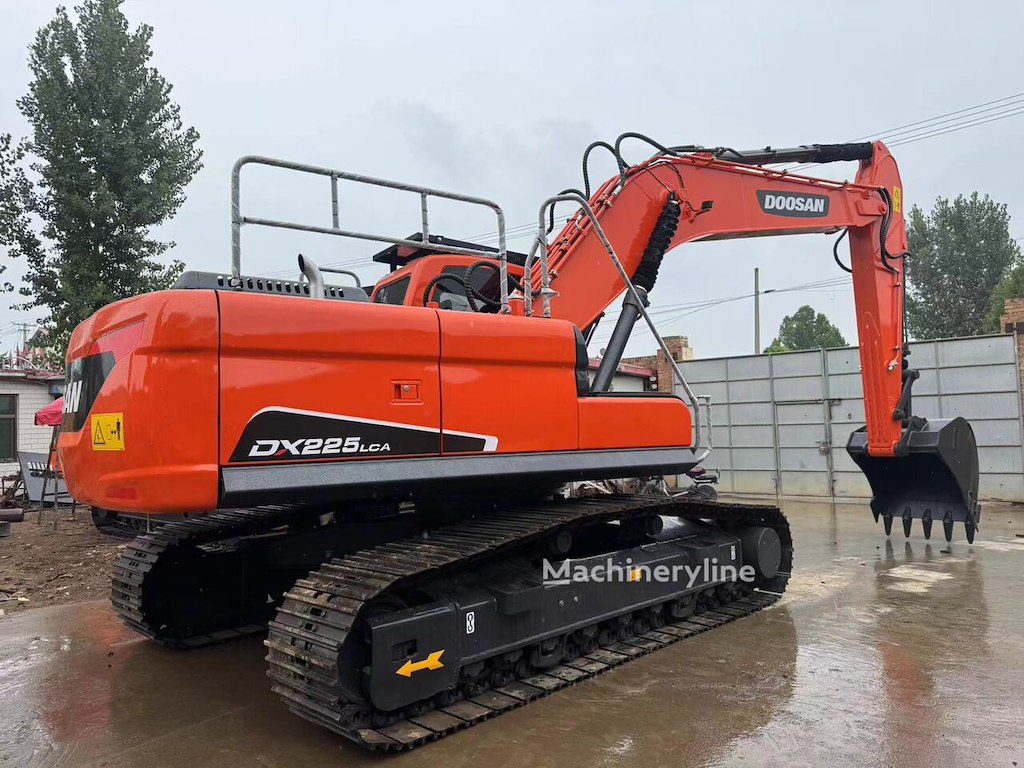 Doosan DX225 bager guseničar