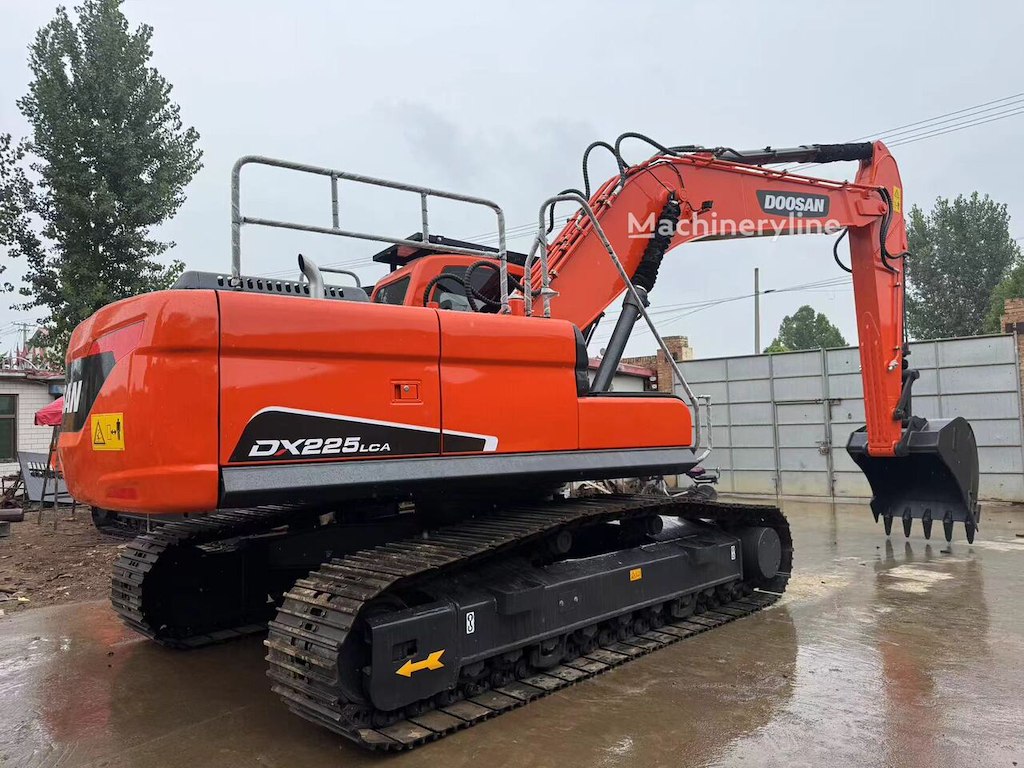 Doosan DX225 bager guseničar