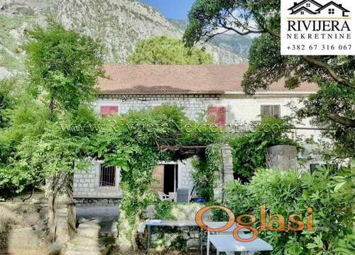 Prva linija do mora plac sa kamenom kucom Dobrota Kotor