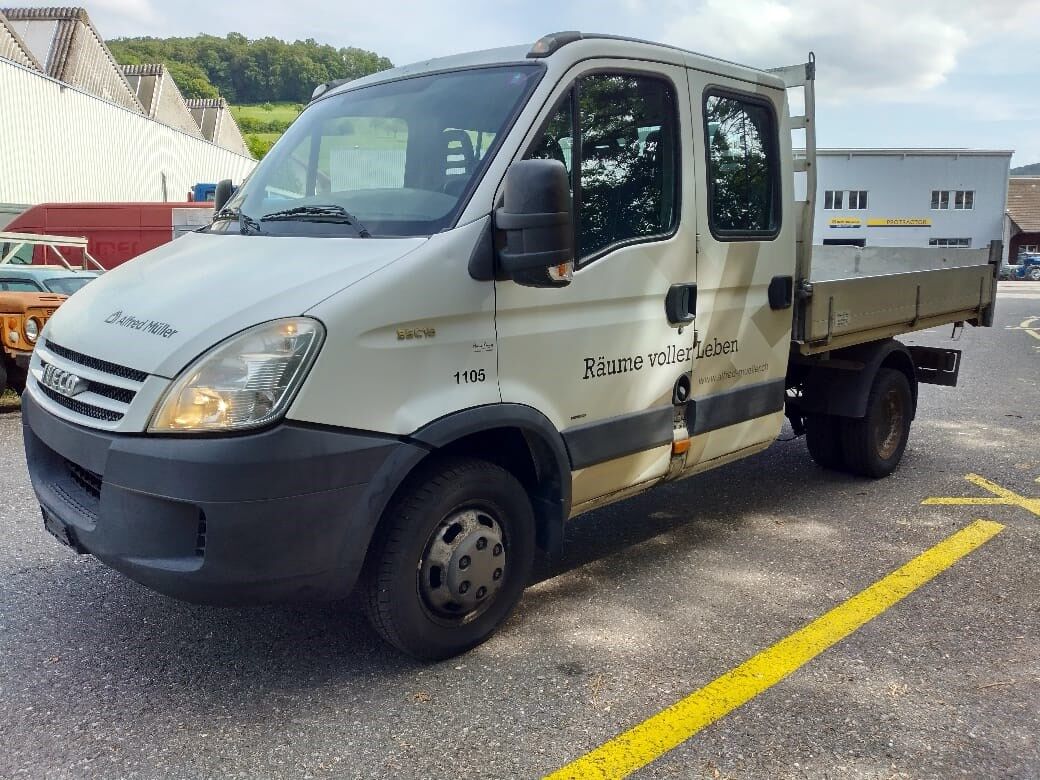 IVECO Daily 35S18 - Doka flatbed kamion s ravnom platformom < 3.5t